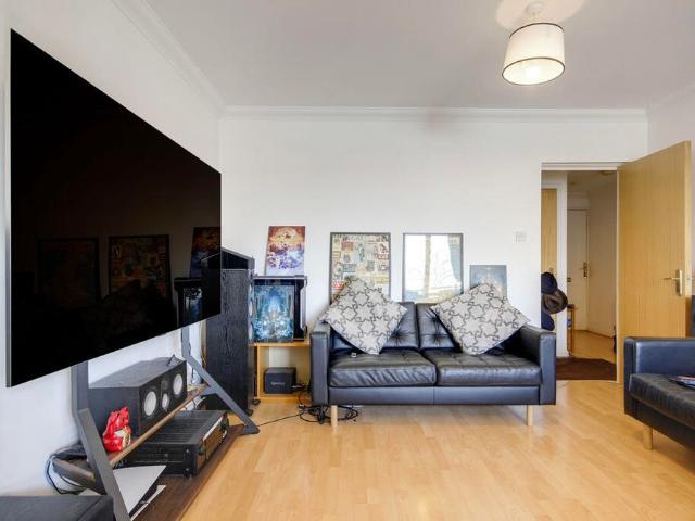 2 Bed Flat Shakelton Court, Maritime Quay