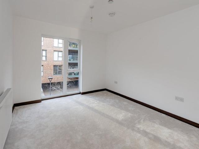 2 Bed Flat, Sharleston Court, IG11
