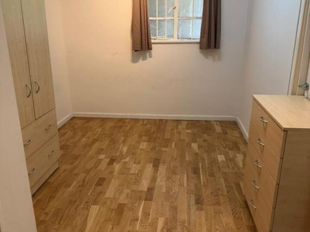 2 Bed Flat, Shepherds Bush Road, W6