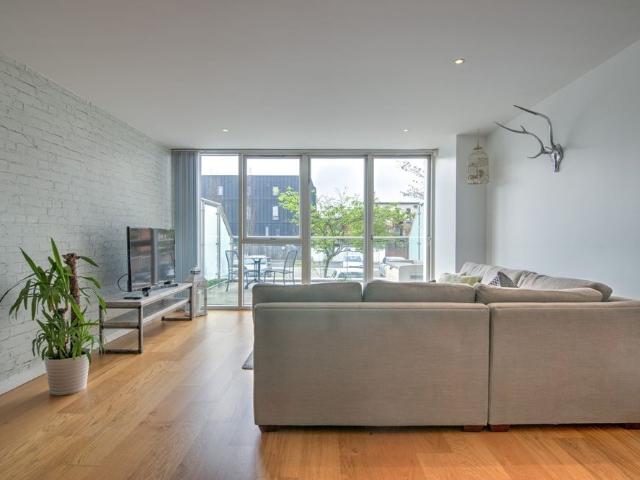 2 Bed Flat, Skypark Road, BS3