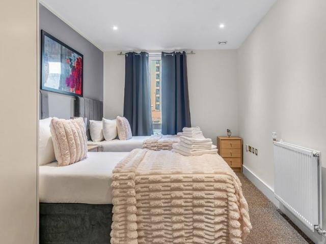 2 Bed Flat, Slate House, E14