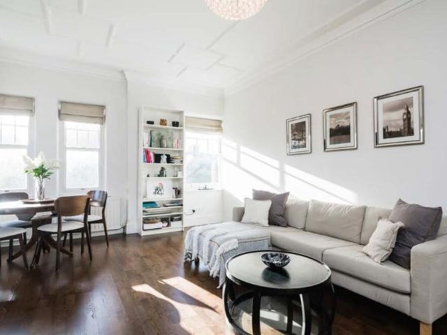 2 Bed Flat, Sloane Court East, SW3