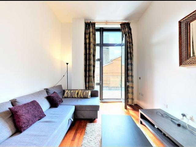 2 Bed Flat, South Quay Square, E14