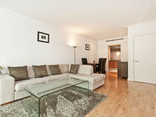 2 Bed Flat, South Quay Square, E14