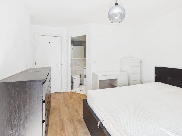 2 Bed Flat, Southside, B5