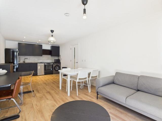 2 Bed Flat, Southside, B5