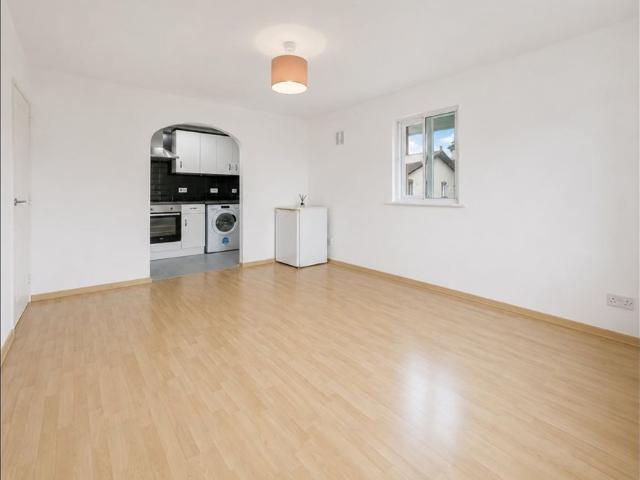 2 Bed Flat, The Beeches, TW3