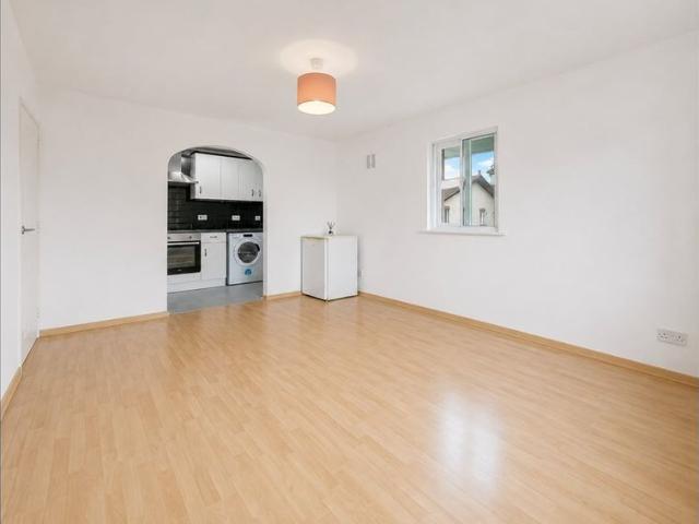 2 Bed Flat, The Beeches, TW3