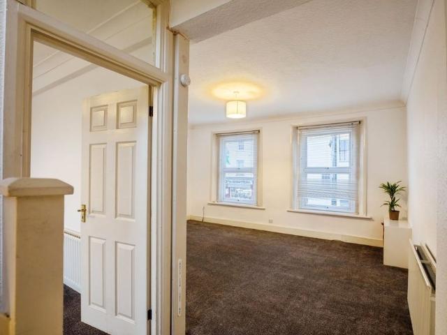 2 Bed Flat, The Broadway, SW19