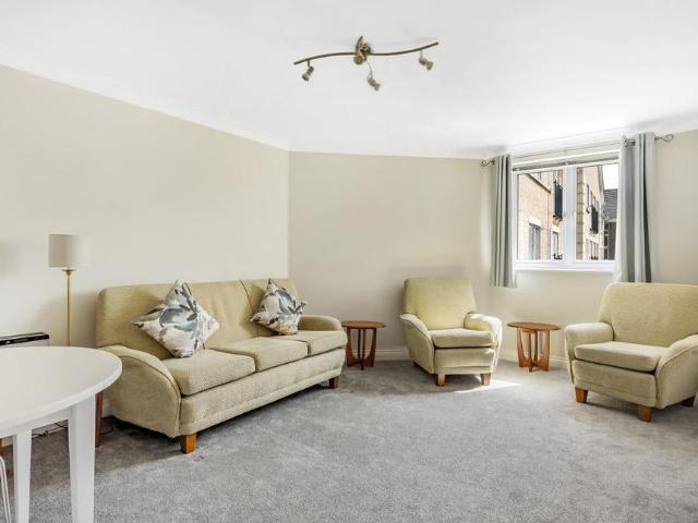 2 Bed Flat, The Dell, SO15