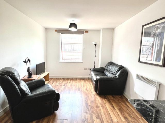 2 Bed Flat, The Quadrangle, M1