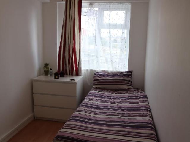 2 Bed Flat, Thealby Lawn, LS9