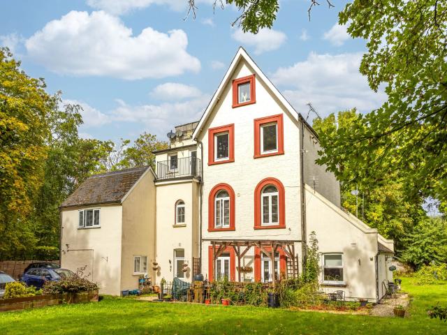 2 Bed Flat To Let