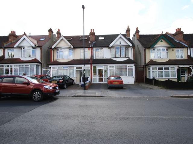 2 bed Flat To Let, Guide Price £1,450 pcm