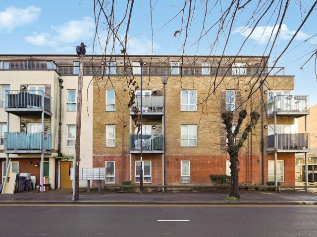 2 bed Flat To Let, Guide Price £1,695 pcm