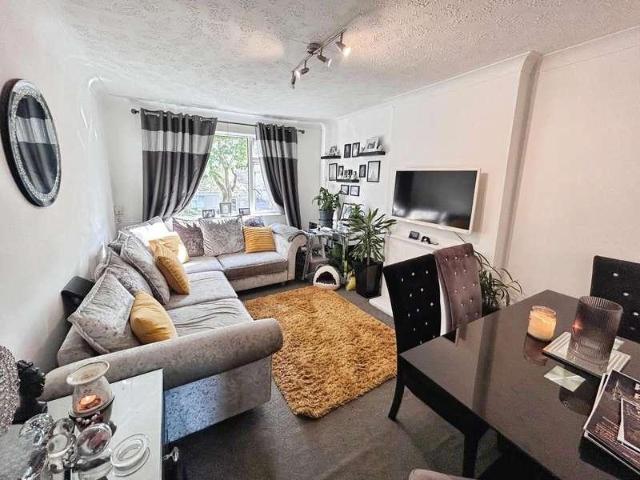 2 bed flat to rent