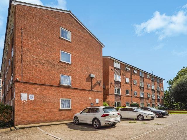 2 bed flat to rent £1,750 pcm £404 pw