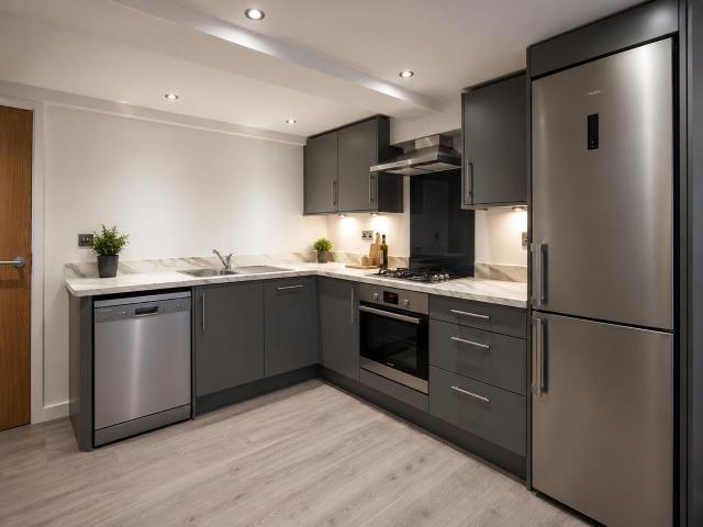 2 bed flat to rent Camberley Avenue, London SW20