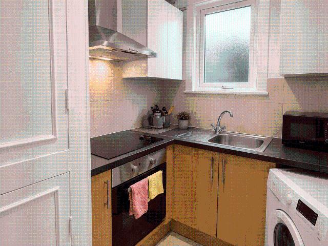 2 bed flat to rent Broughton Road, London CR7
