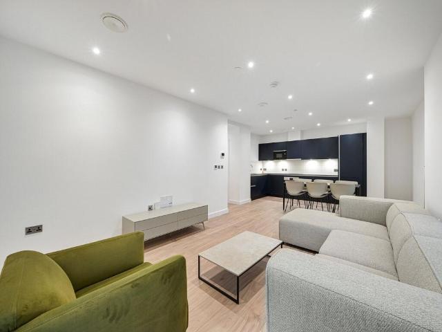 2 bed flat to rent Burlington Rd, London KT3