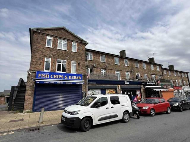 2 bed flat to rent Hallowes Crescent, Watford WD19