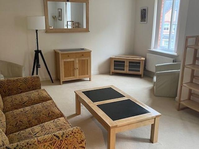 2 bed flat to rent Highfields Park Drive, Derby DE22