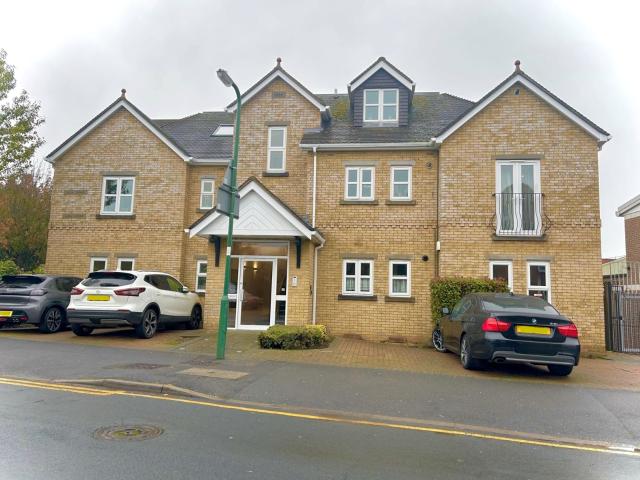 2 bed flat to rent in 26 Tate Road, Sutton, Surrey, SM1