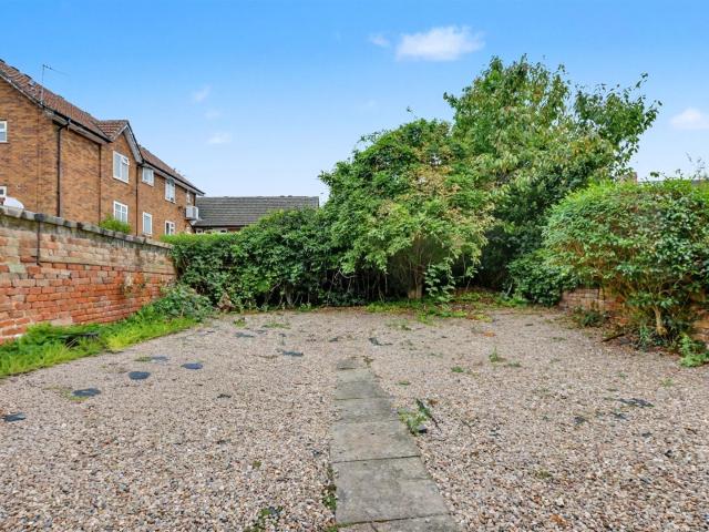 2 bed flat to rent in College Street, Long Eaton, NG10 4ND