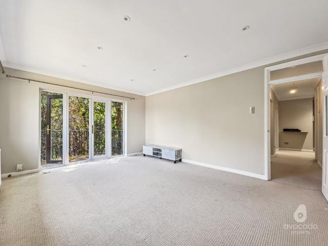 2 bed flat to rent in Carew Road, Northwood