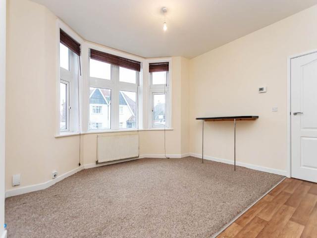 2 bed flat to rent in Church Road, Parkstone, BH14