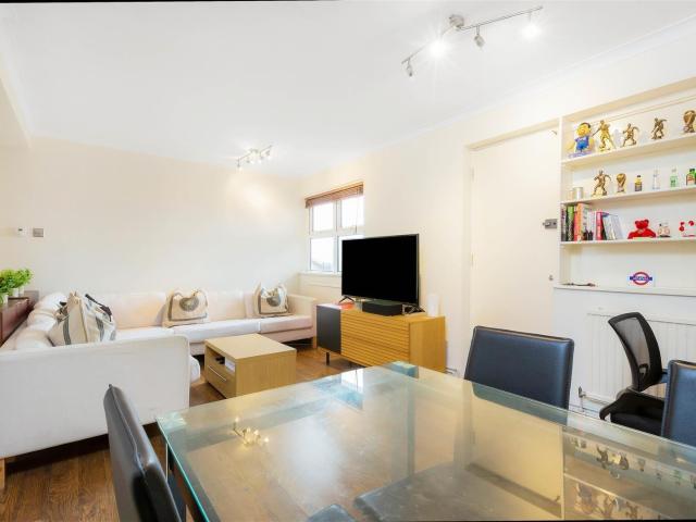 2 bed flat to rent in Chertsey Court, Mortlake, SW14 | James Anderson