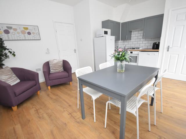 2 bed flat to rent in Claude Road, Roath, CF24