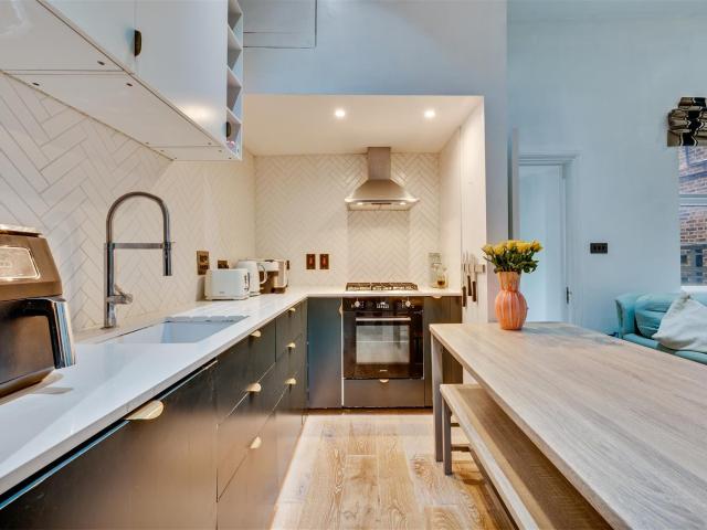 2 bed flat to rent in Acton Lane, London | Daniels Estate Agents