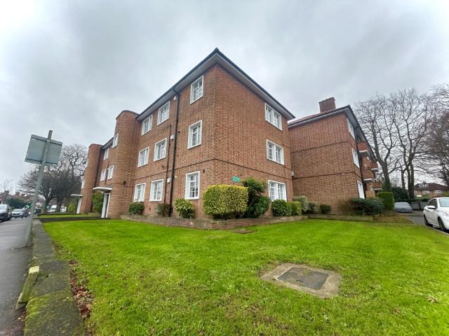 2 bed flat to rent in Acre Lane, Wallington