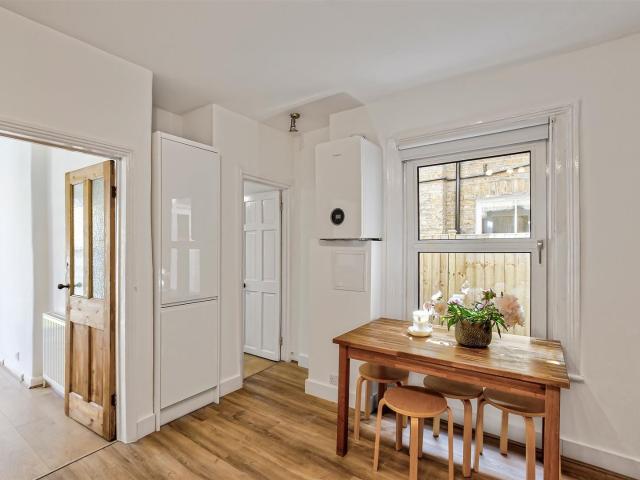 2 bed flat to rent in Avondale, Mortlake, SW14 | James Anderson