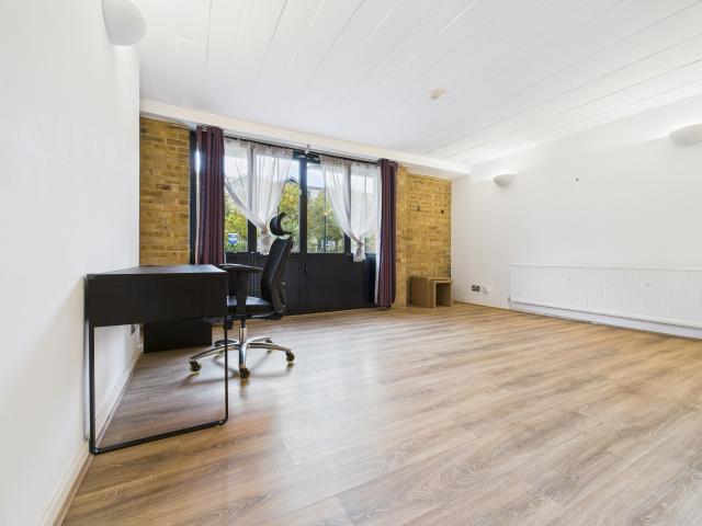 2 bed flat to rent in Beacon House, London, E14