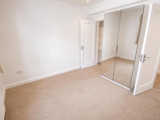 2 bed flat to rent in Brent Street, London, NW4