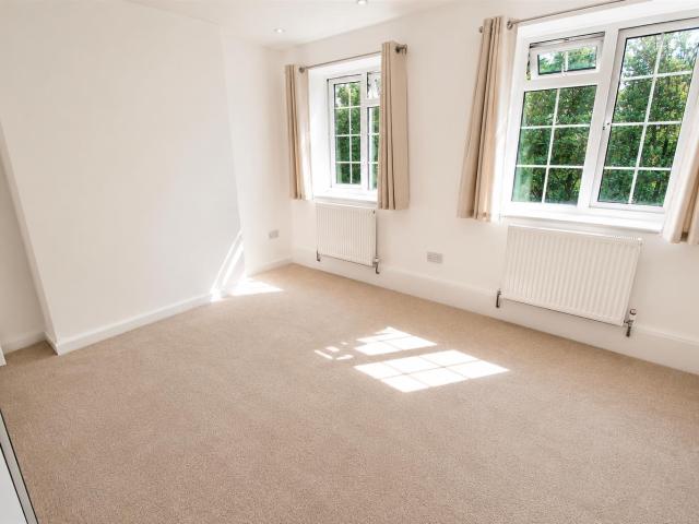 2 bed flat to rent in brent street, london, nw4