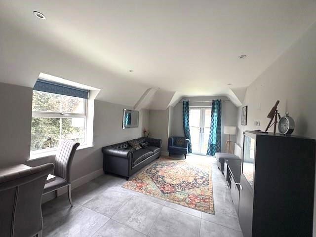 2 bed flat to rent in Bushey Hall Road, Bushey, WD23
