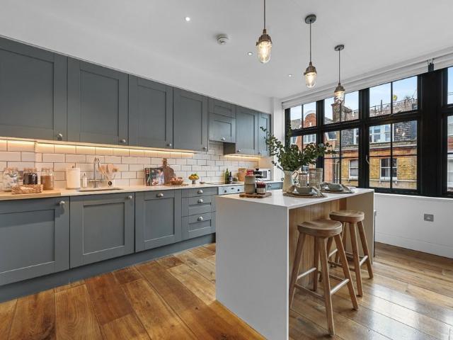 2 bed flat to rent in Great Titchfield Street, London, W1W