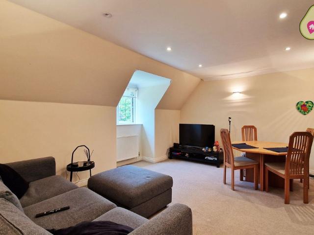 2 bed flat to rent in Gresham Court, Camberley