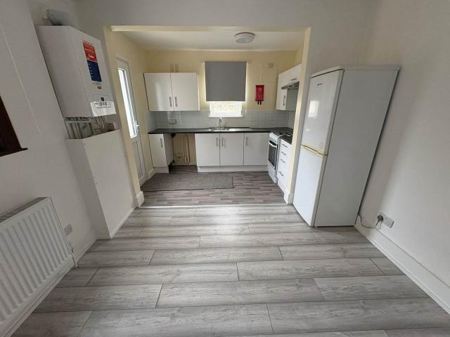 2 bed flat to rent in grosvenor road, ilford, ig1