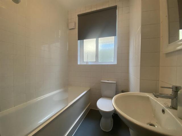 2 bed flat to rent in drayton waye, harrow, ha3