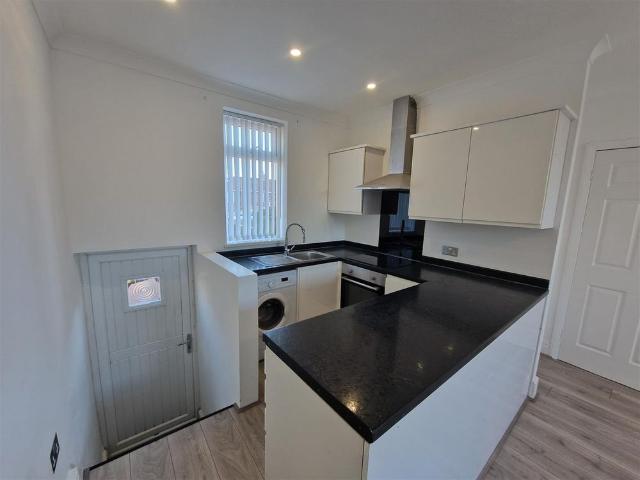 2 bed flat to rent in Eastbourne Gardens, Walkerdene