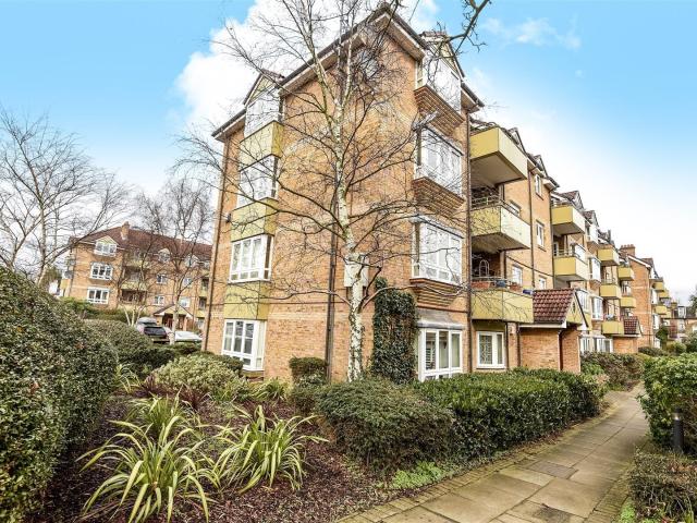 2 bed flat to rent in Essex Court, Barnes, SW13 | James Anderson