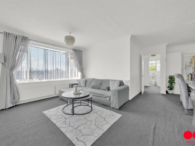 2 bed flat to rent in Ferguson Court, Romford