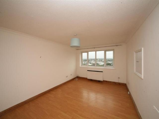 2 bed flat to rent in Flat, Barrington Court, Winton Street, Bristol