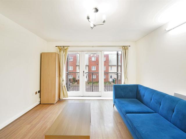 2 bed flat to rent in King George Crescent, Wembley | Daniels Estate Agents