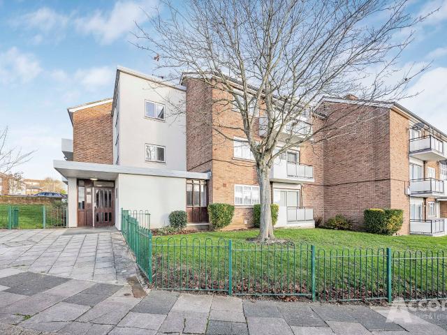2 bed flat to rent in Hillrise Road, Romford, RM5