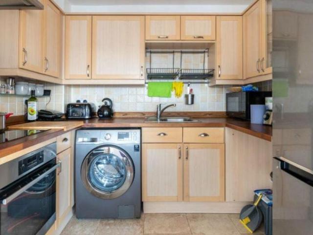 2 bed flat to rent in Hirst Crescent, Wembley | Daniels Estate Agents
